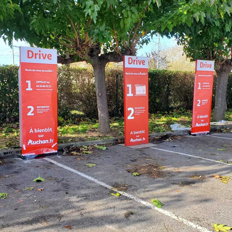 Conception et pose de totem publicitaire, film solaire, palissade. FK PUB