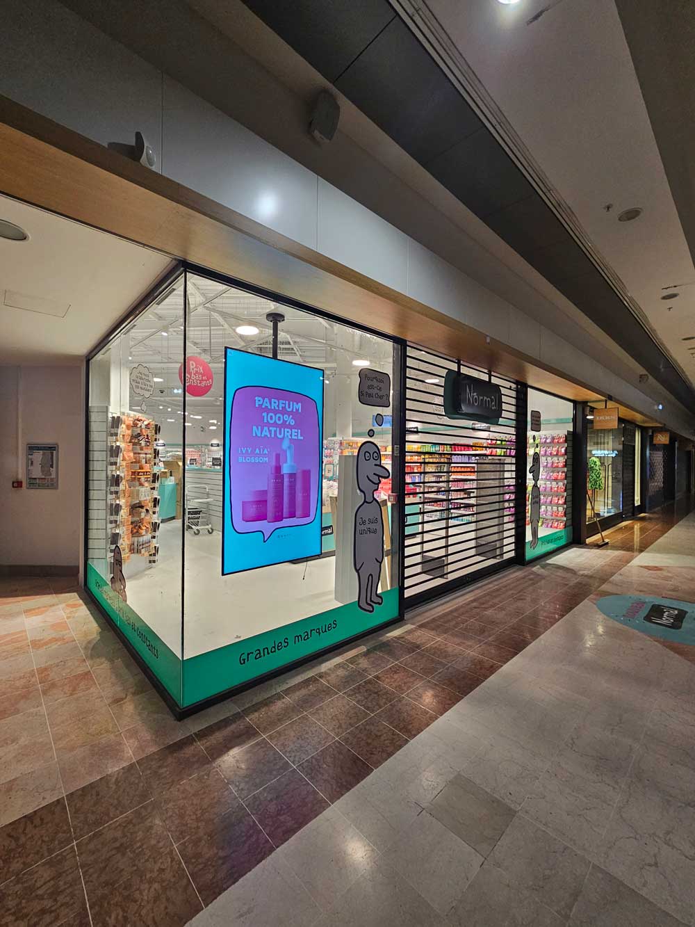 Vitrophanie publicitaire : FK PUB accompagne la boutique "Normal"